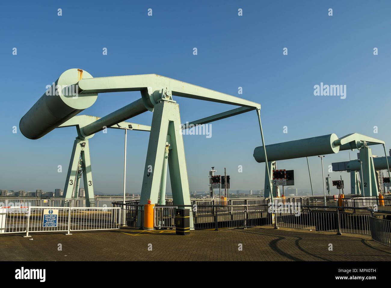 The structure and counterweight of the operating mechanism for the road ...