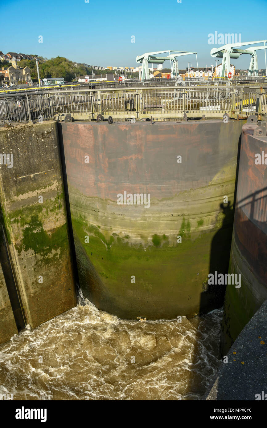 Cardiff bay barrage lock gates hi-res stock photography and images - Alamy