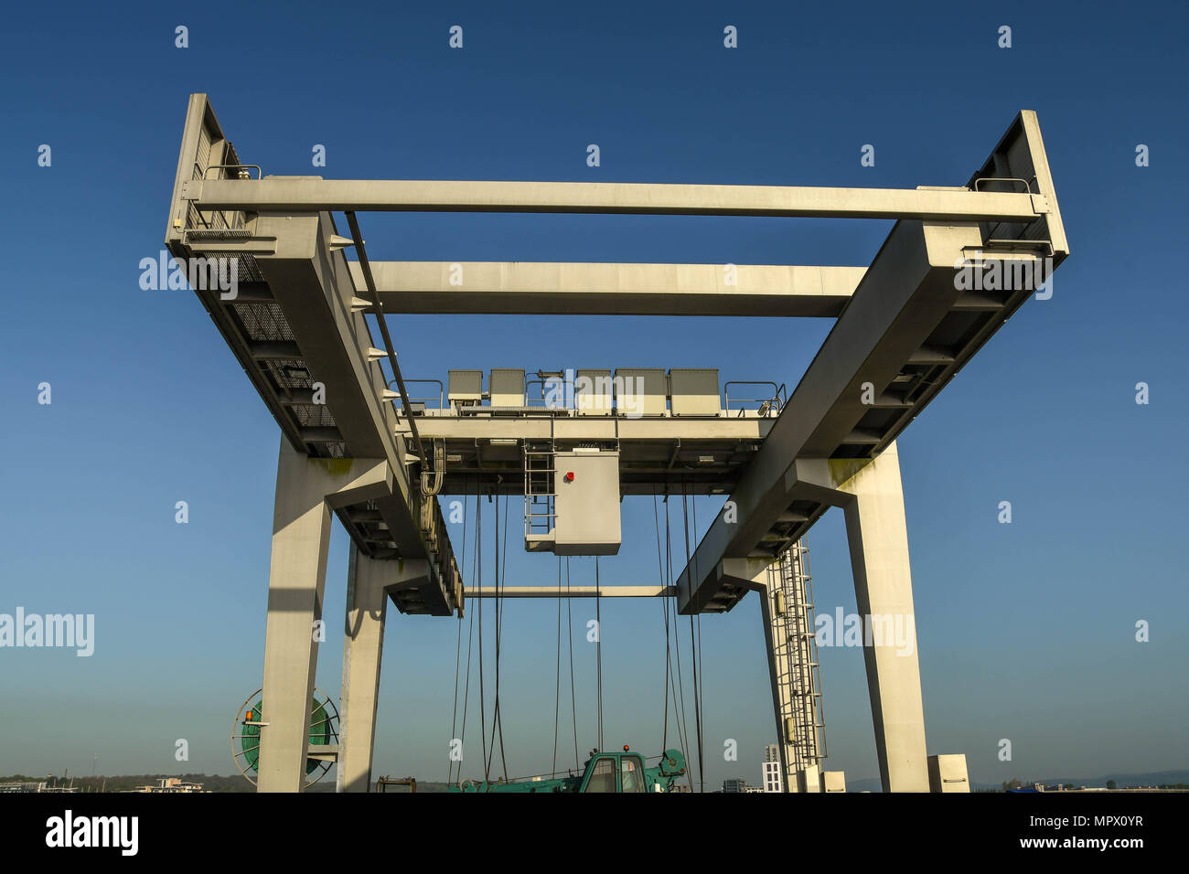 Gantry crane hi-res stock photography and images - Alamy