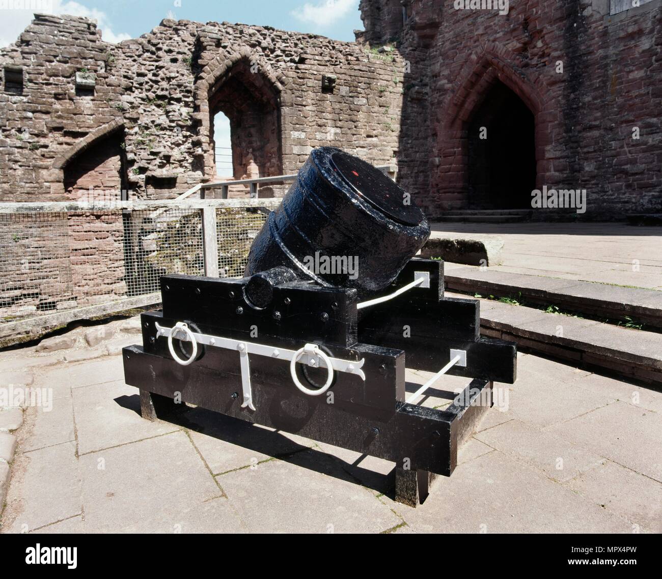 'Roaring Meg' mortar, inner ward of Goodrich Castle, Herefordshire ...