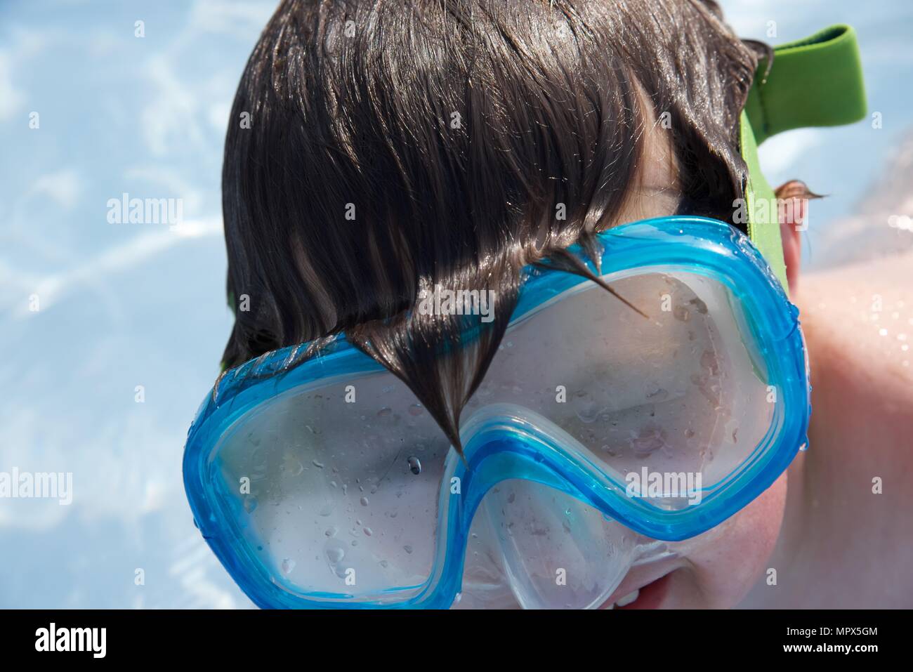 Boy splashing in swimming pool hi-res stock photography and images - Alamy