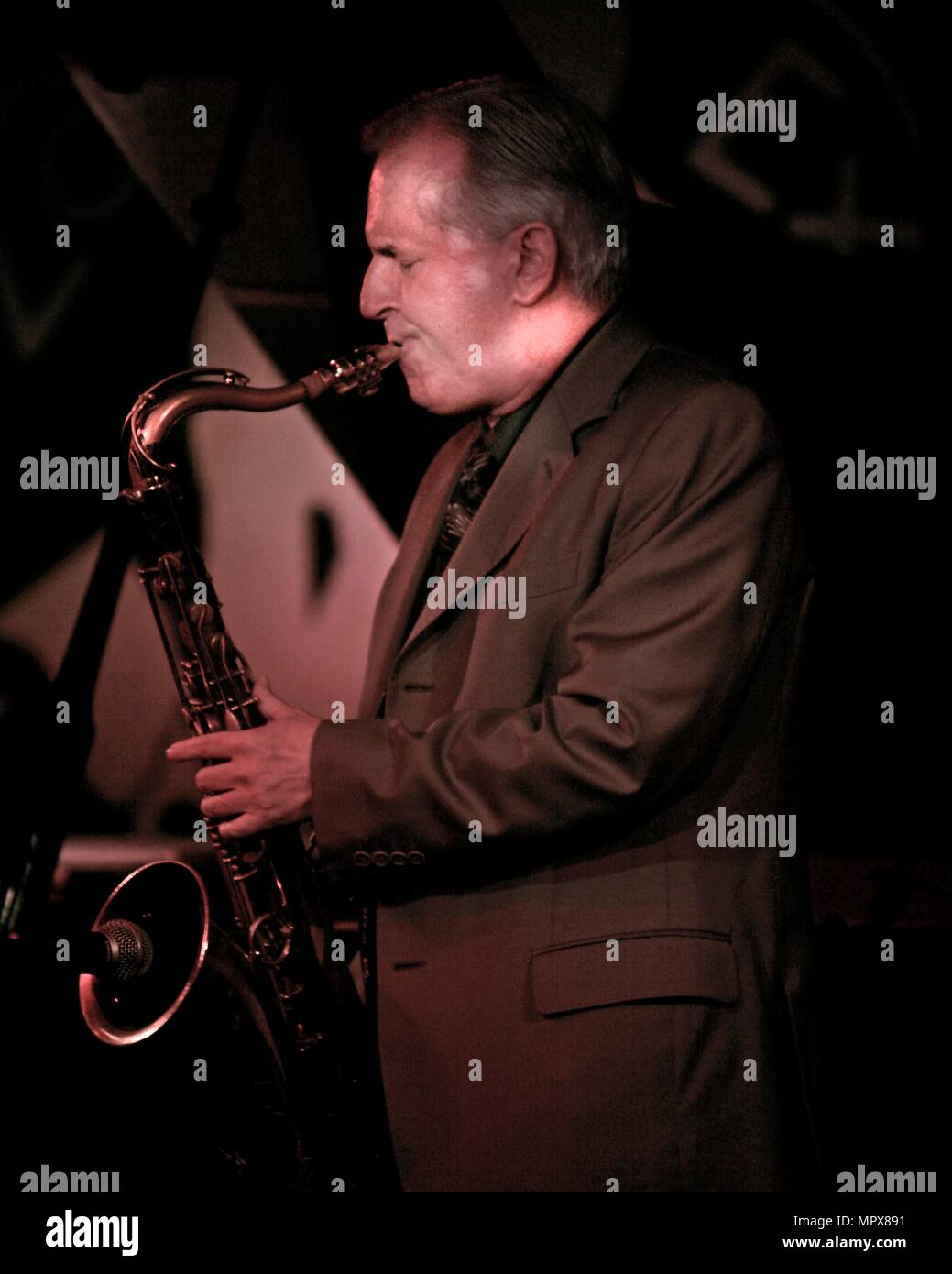 American saxophonist scott hamilton performing hi-res stock photography ...