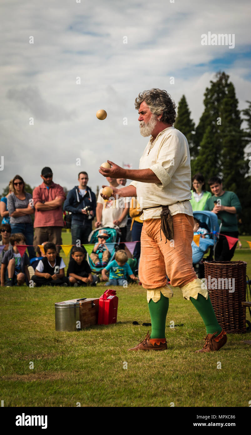 Juggling balls hi-res stock photography and images - Alamy