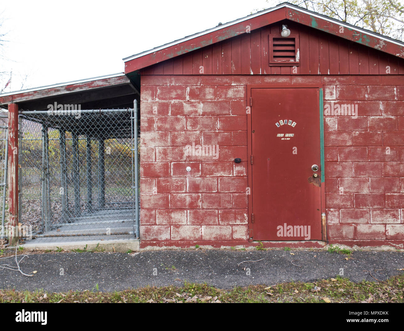 Empty cages hi-res stock photography and images - Alamy