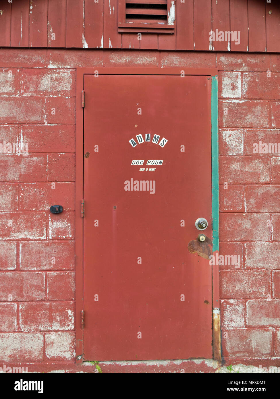 Empty cages hi-res stock photography and images - Alamy