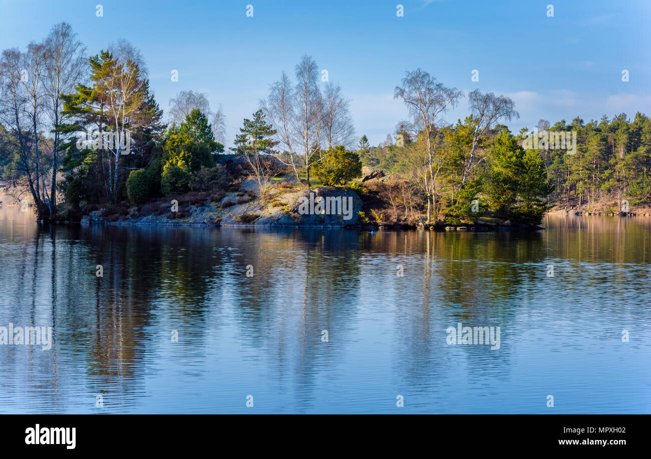Island in the middle of lake hi-res stock photography and images - Alamy
