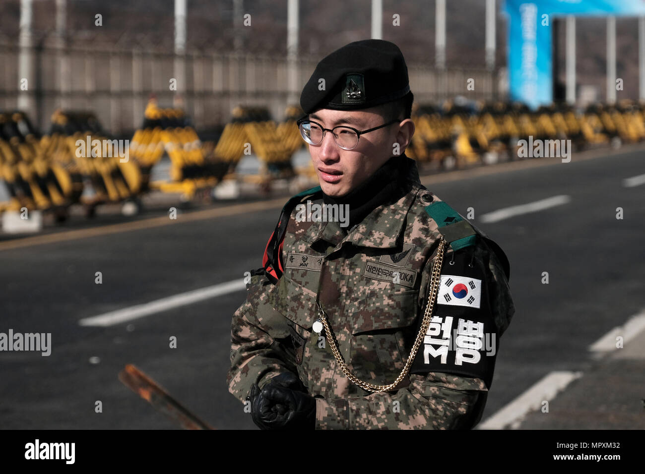 Korean demilitarized zone guard hi-res stock photography and images - Alamy