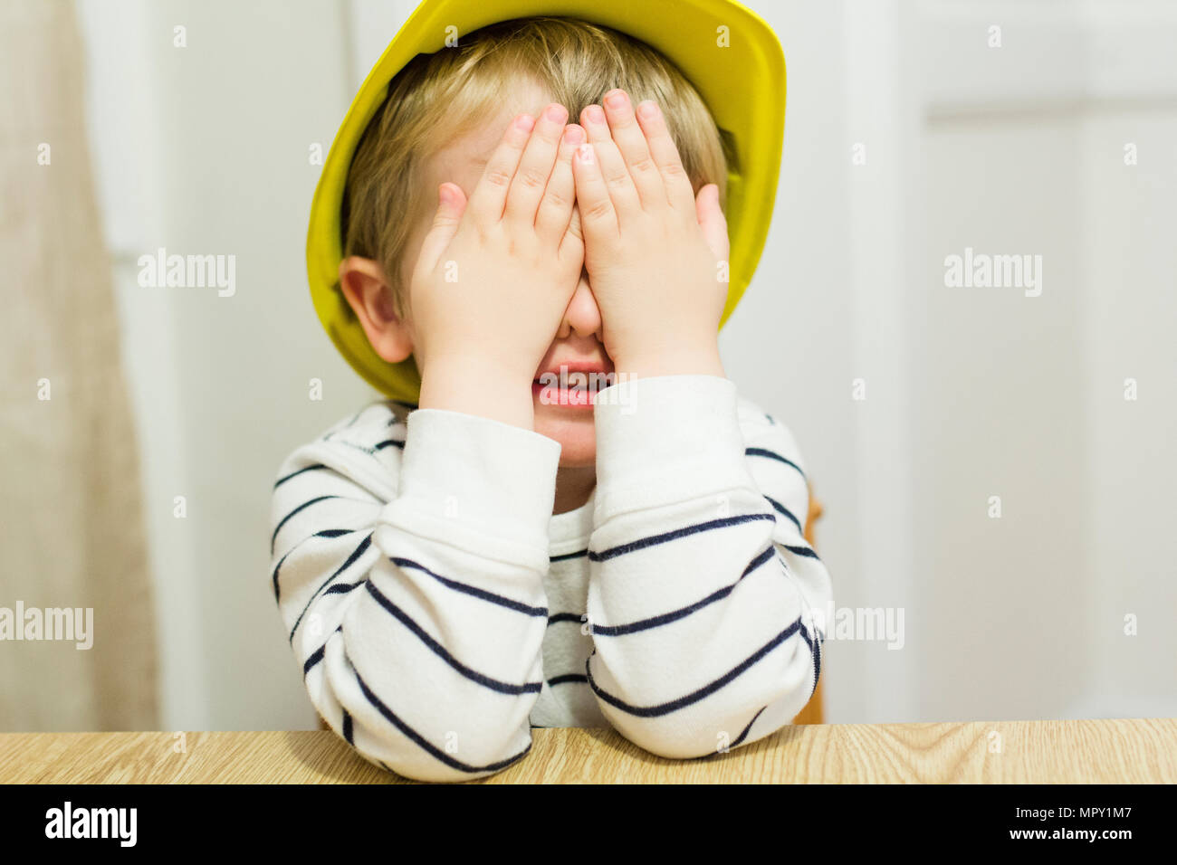 Hands covering eyes hi-res stock photography and images - Alamy
