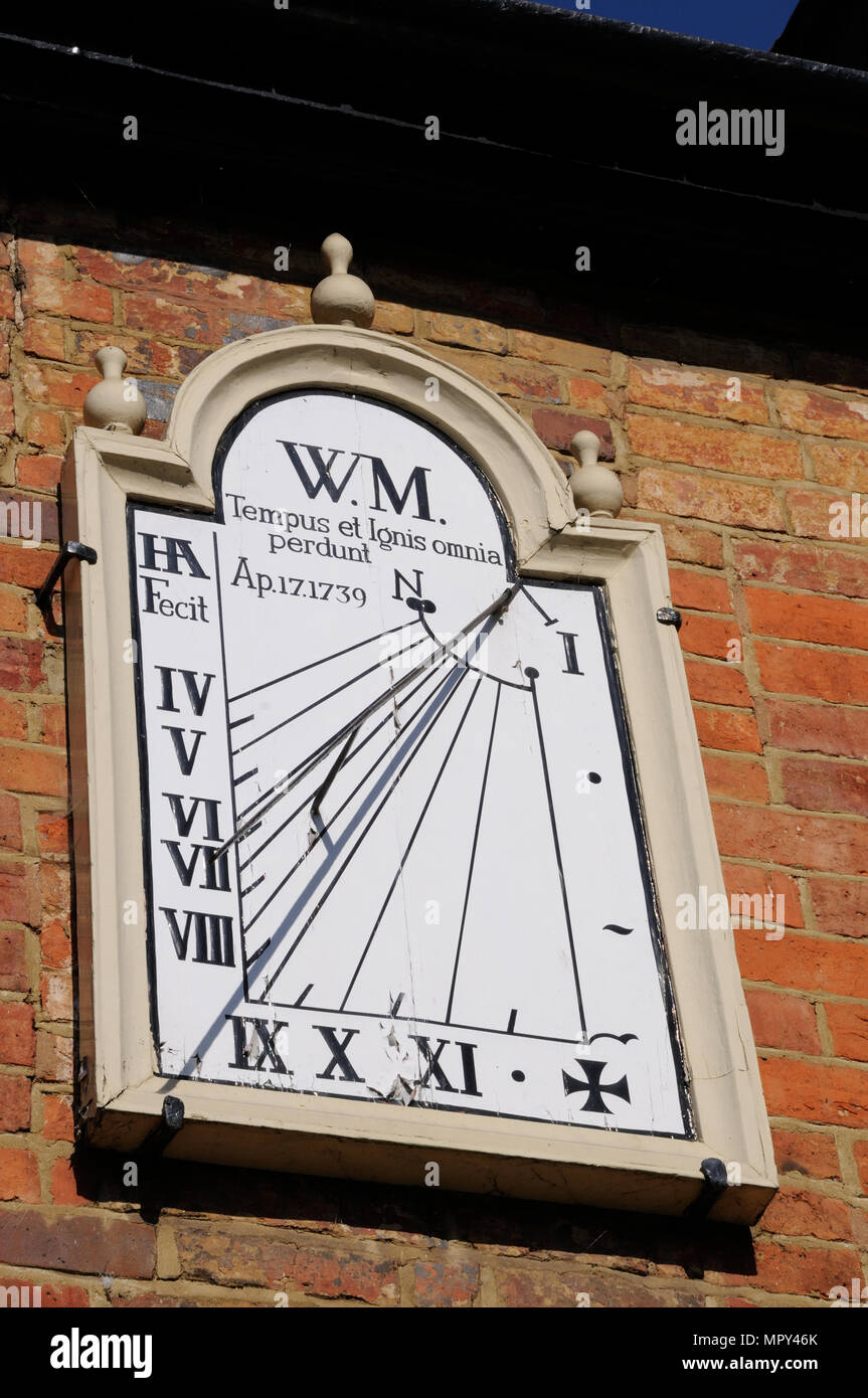 Sun Dial, House with Sun dial corner of Church St, Stony Stratford ...
