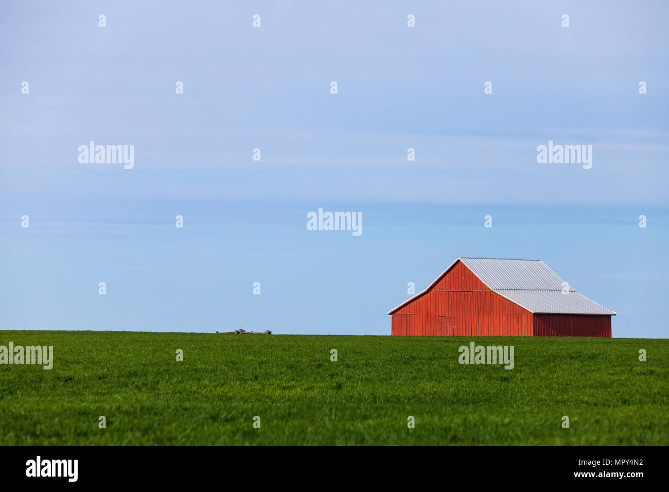 Sunny barn exterior hi-res stock photography and images - Alamy