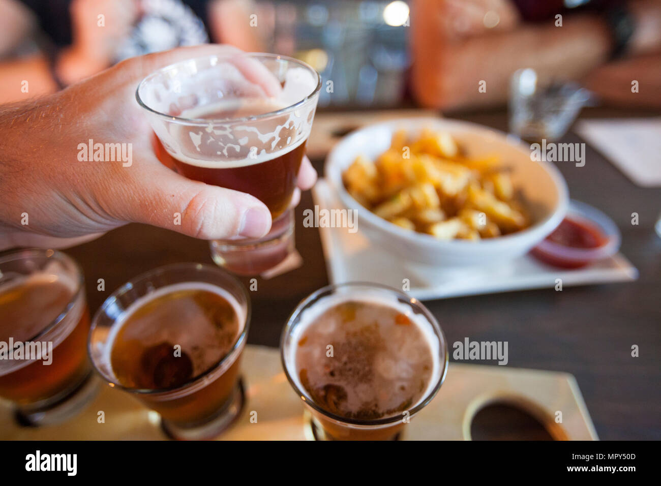 Hand holding glass beer hi-res stock photography and images - Alamy