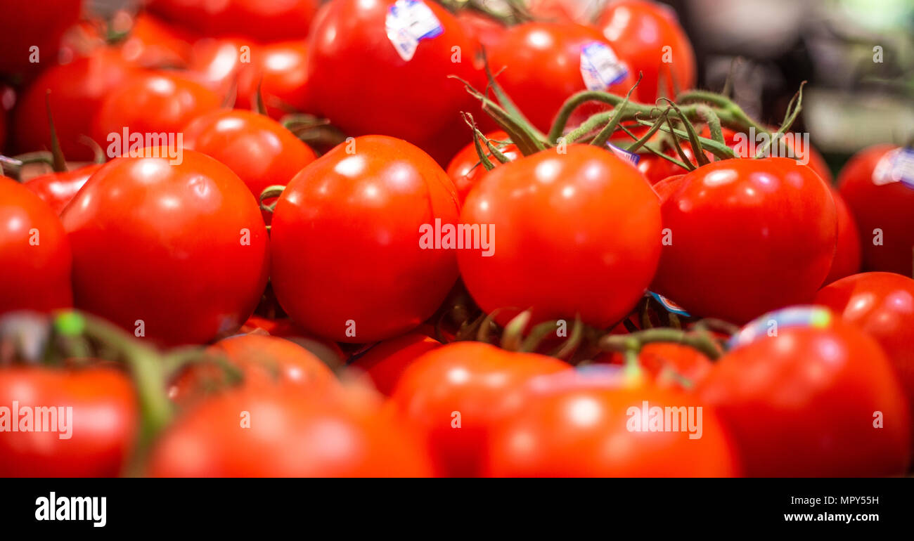 Fresh grocery store tomatoes hi-res stock photography and images - Alamy