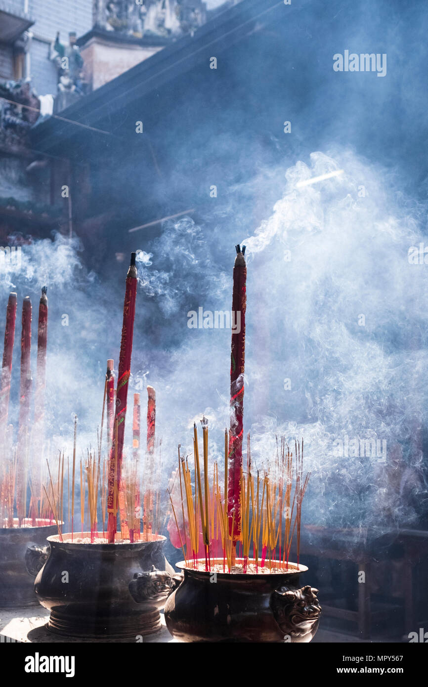 Worship buddhism hi-res stock photography and images - Alamy