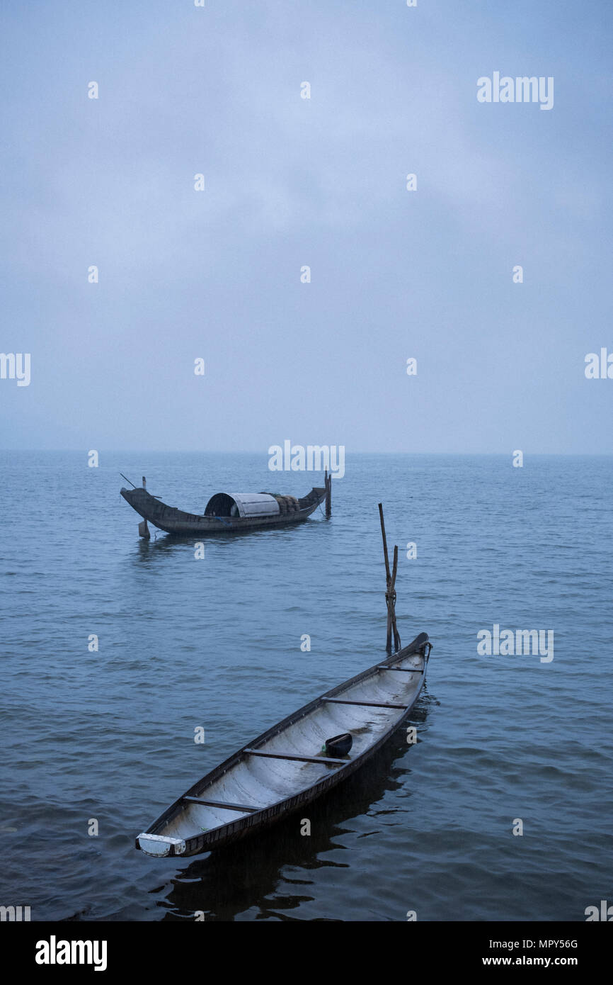 Boats floating in the sea hi-res stock photography and images - Alamy