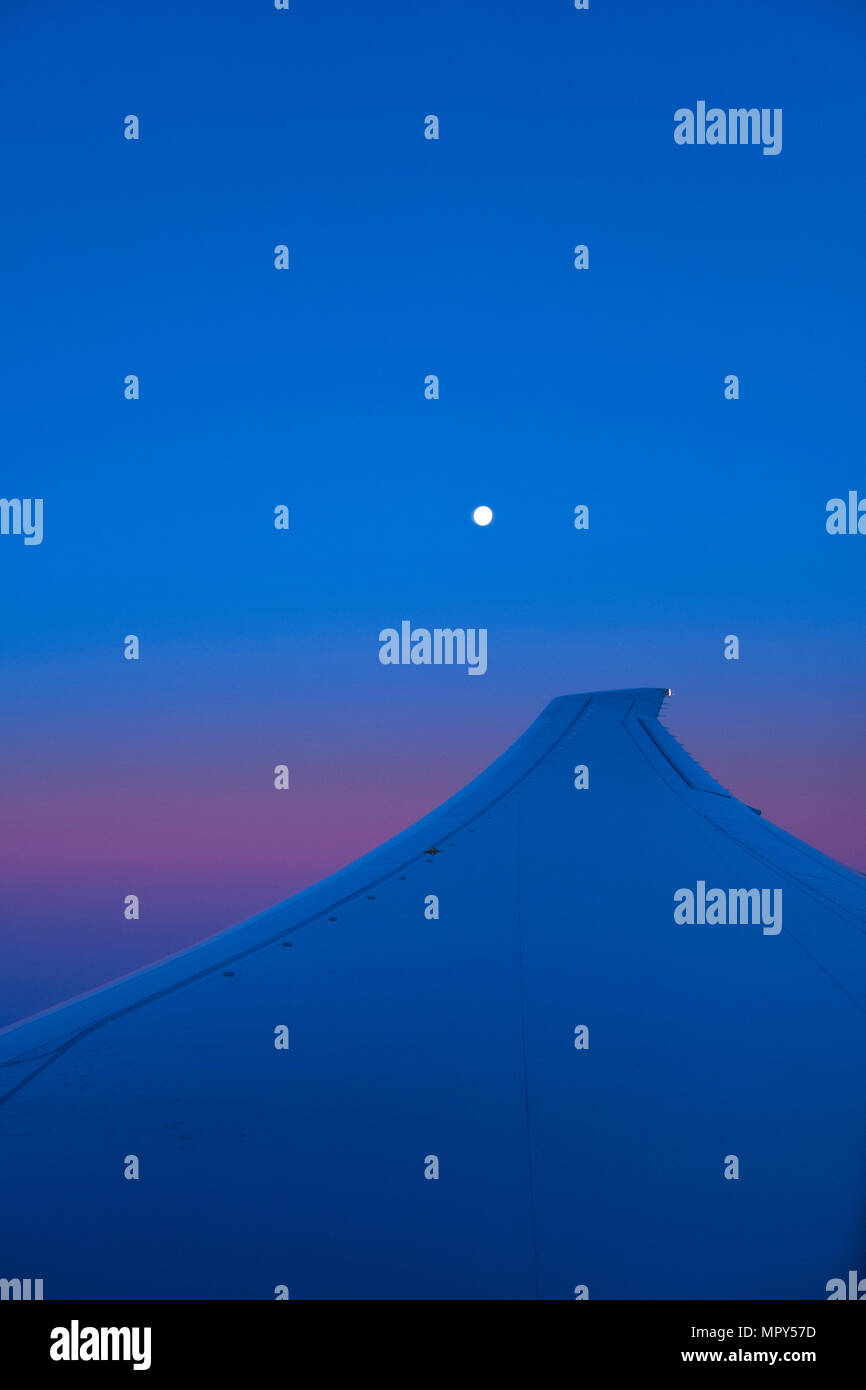 Airplane wing at night hi-res stock photography and images - Alamy