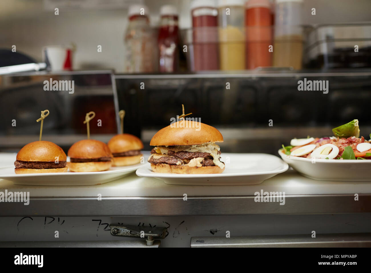 Serving burgers hi-res stock photography and images - Alamy