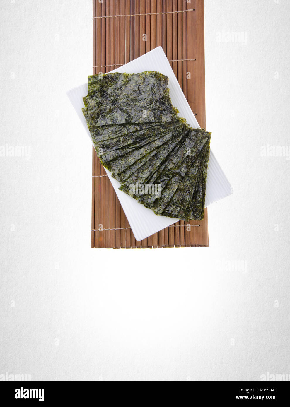 Seaweed sheet hand hi-res stock photography and images - Alamy