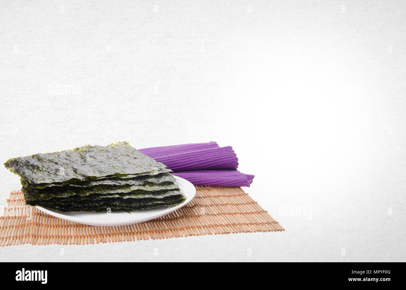 Seaweed sheet hand hi-res stock photography and images - Alamy