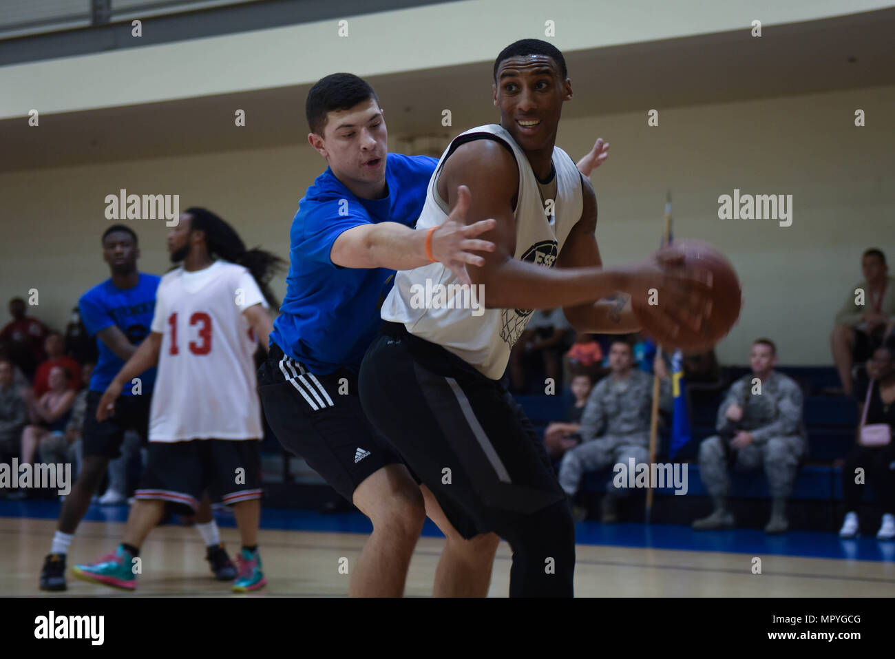 Defender la base hi-res stock photography and images - Alamy