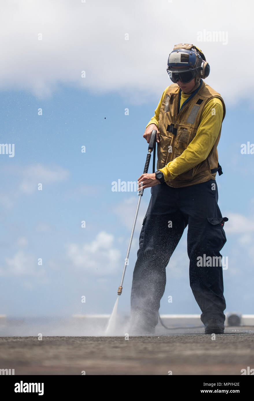 PACIFIC OCEAN (April 21, 2017) Aviation Boatswain’s Mate (Handling ...