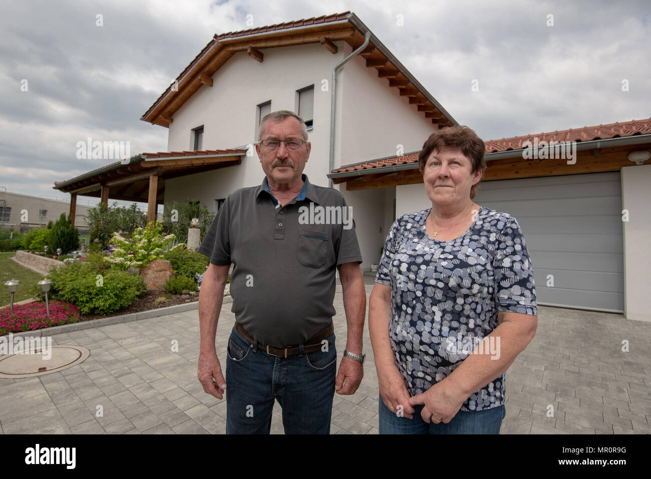 04 May 2018, Deggendorf, Germany: Joseph Straßer and his wife Rosalie ...