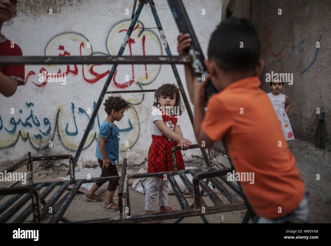 Gaza. 24th May, 2018. Palestinian children play outside their homes in ...