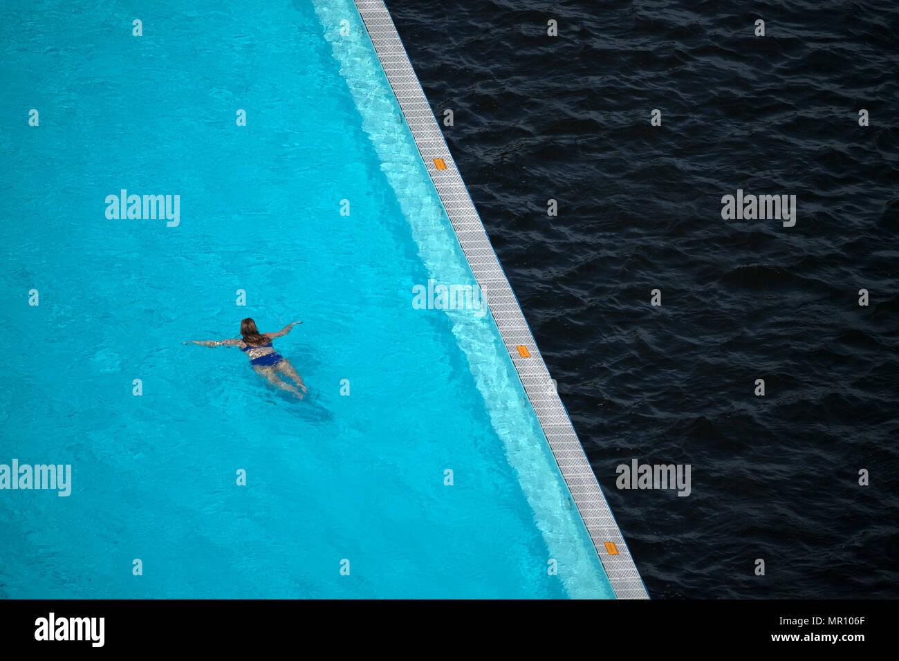 24 May 2018, Germany, Berlin: A woman enjoys a swim in the 'Badeschiff ...