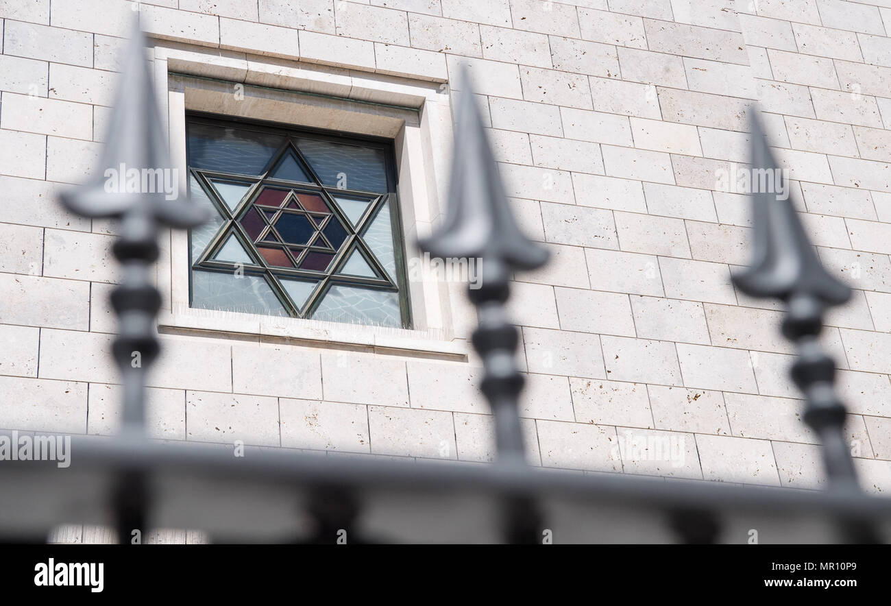 25 May 2018, Germany, Stuttgart: A fence surrounds the synagogue of the ...