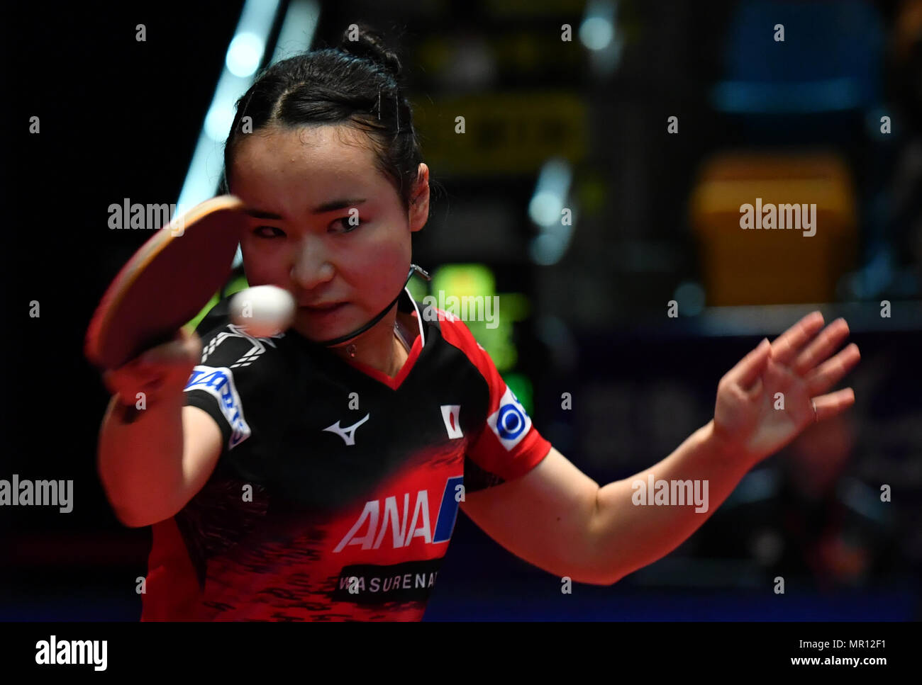 Hong Kong, China. 25th May, 2018. Ito Mima of Japan returns the ball to ...
