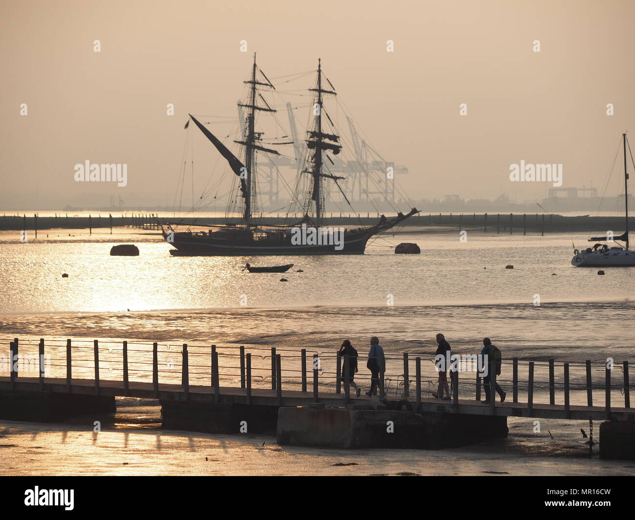 Queenborough, Kent, UK. 25th May, 2018. UK Weather: the sun sets behind ...