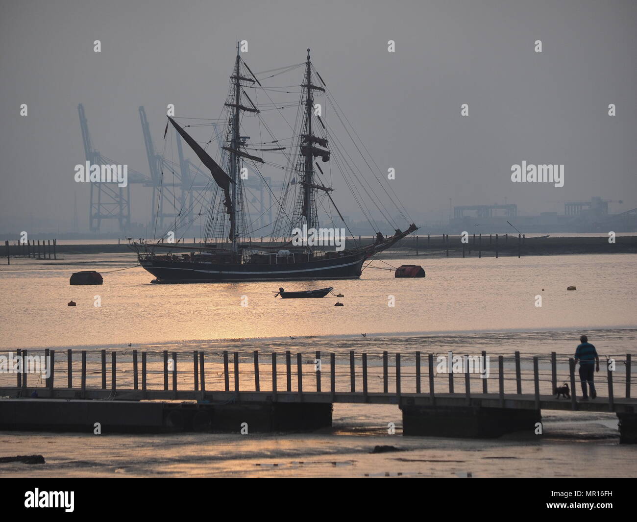 Queenborough, Kent, UK. 25th May, 2018. UK Weather: the sun sets behind ...
