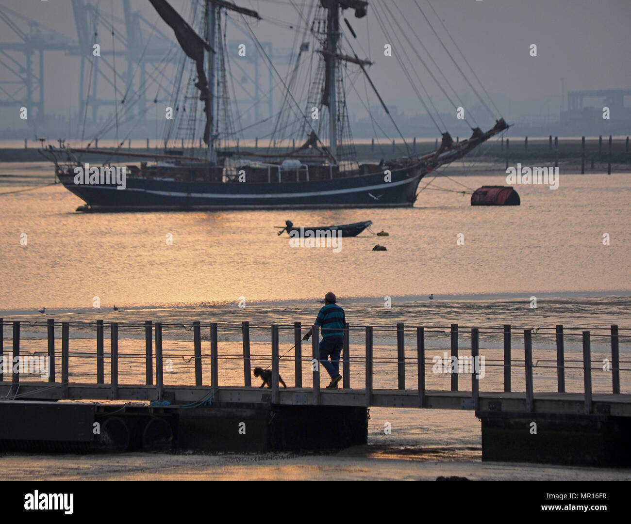 Queenborough, Kent, UK. 25th May, 2018. UK Weather: the sun sets behind ...