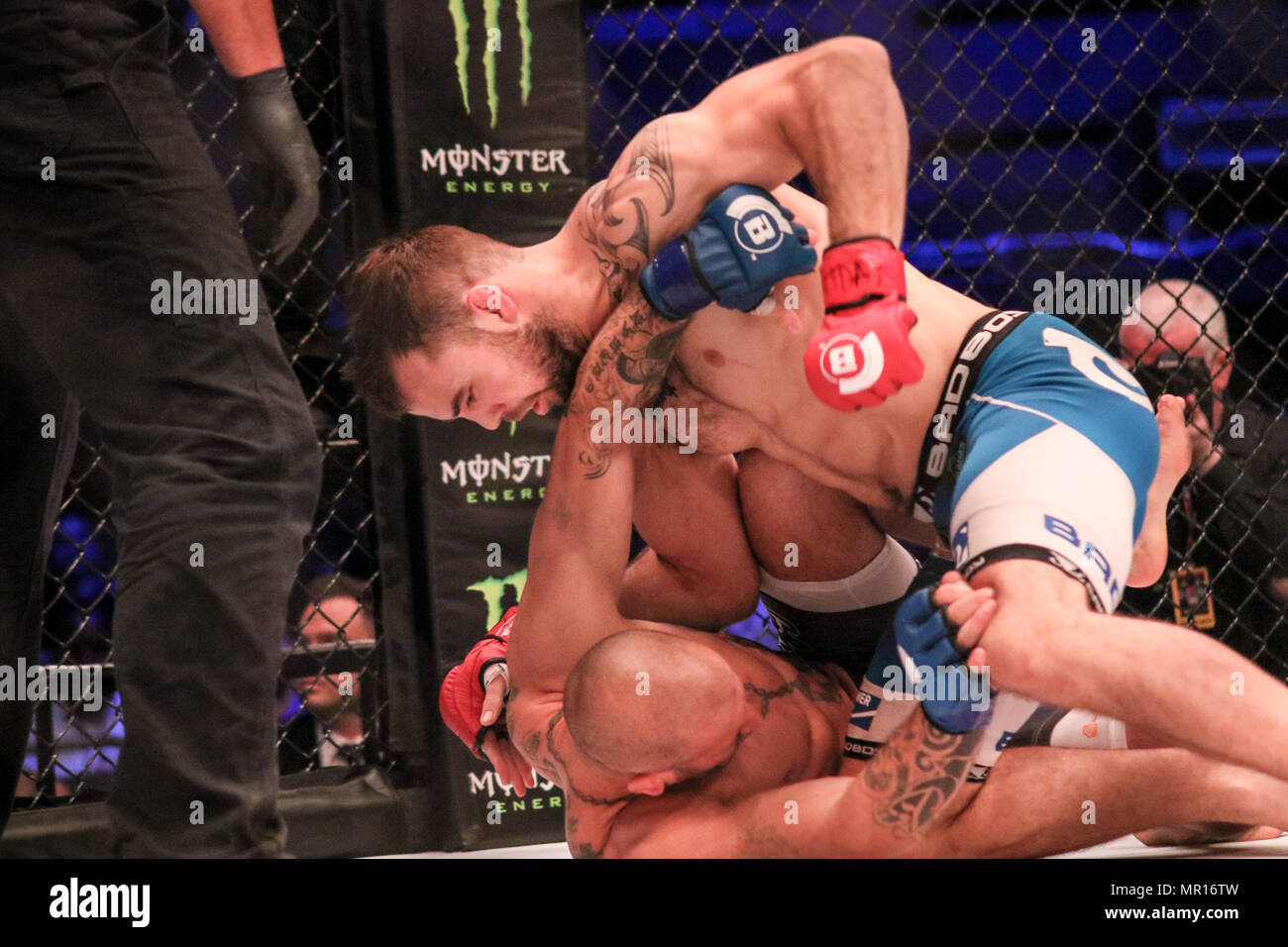 Mike Shipman defeats Carl Noon Credit: Dan Cooke Stock Photo - Alamy