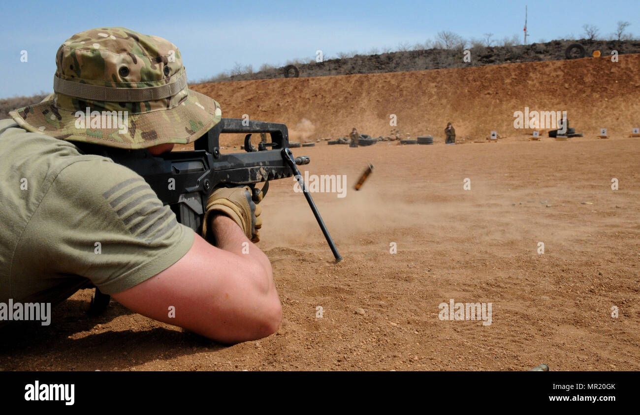 Famas assault rifle hi-res stock photography and images - Alamy