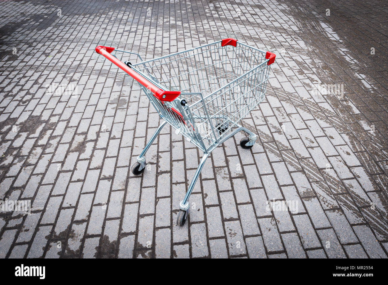 Shopping cart on the street by the supermarket Stock Photo - Alamy