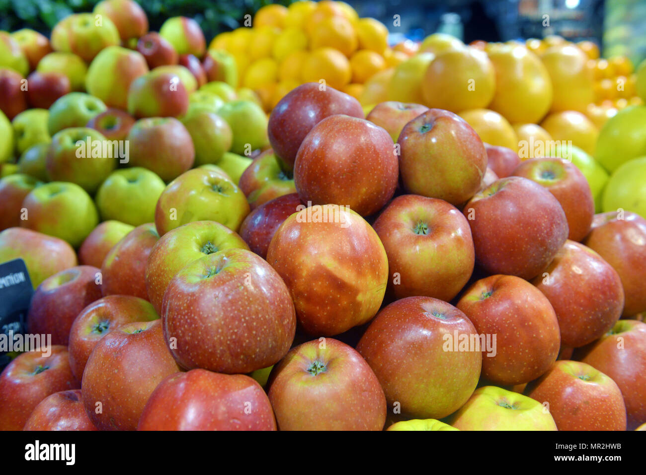 apples on display in a supermarket Stock Photo - Alamy