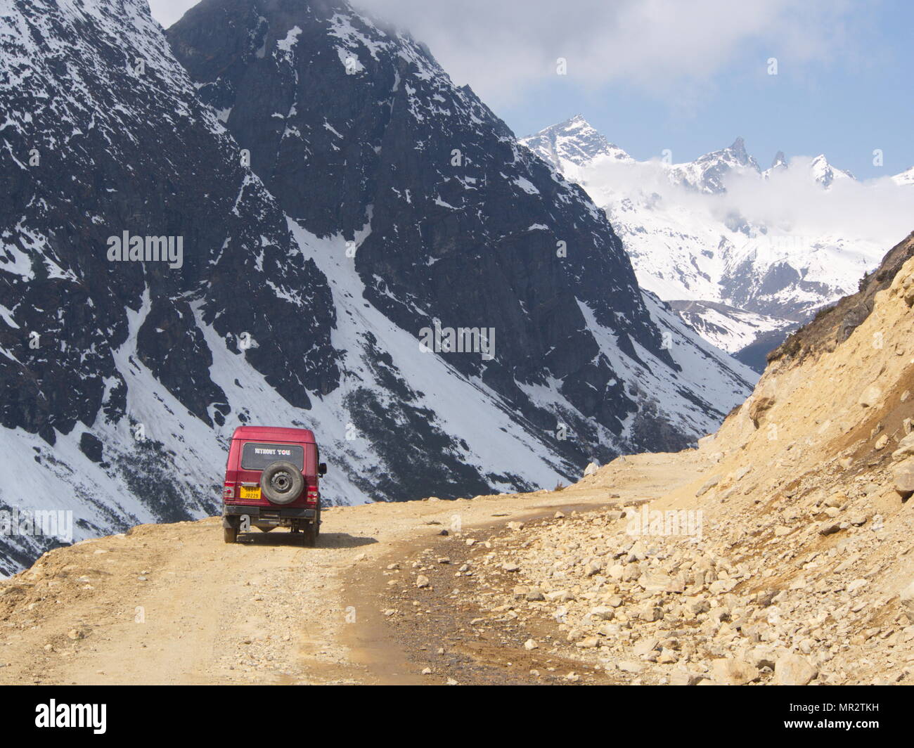 Road Trip to Yumthang Valley ,Sikkim INDIA , 15th APRIL 2013. Yumthang ...