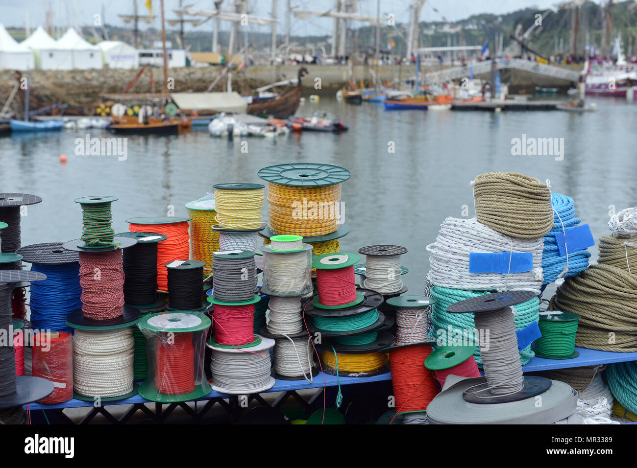 Mooring cables hi-res stock photography and images - Alamy