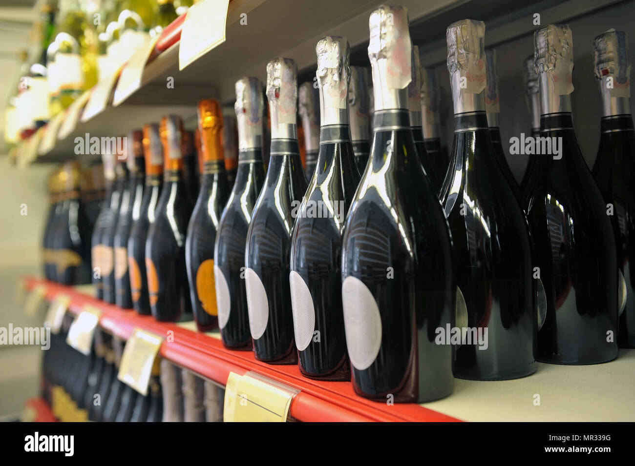 bottle of champagne wines in the store Stock Photo - Alamy