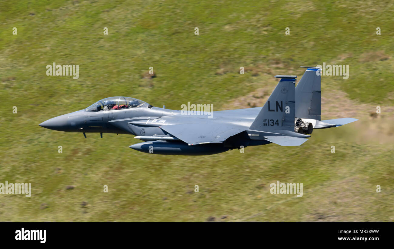 USAF F-15E Strike Eagle flying through the Mack Loop Stock Photo - Alamy