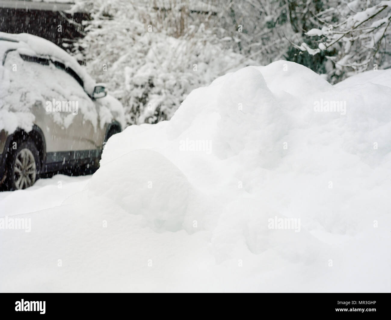 Snow pile and a car under a massive snowfall Stock Photo - Alamy