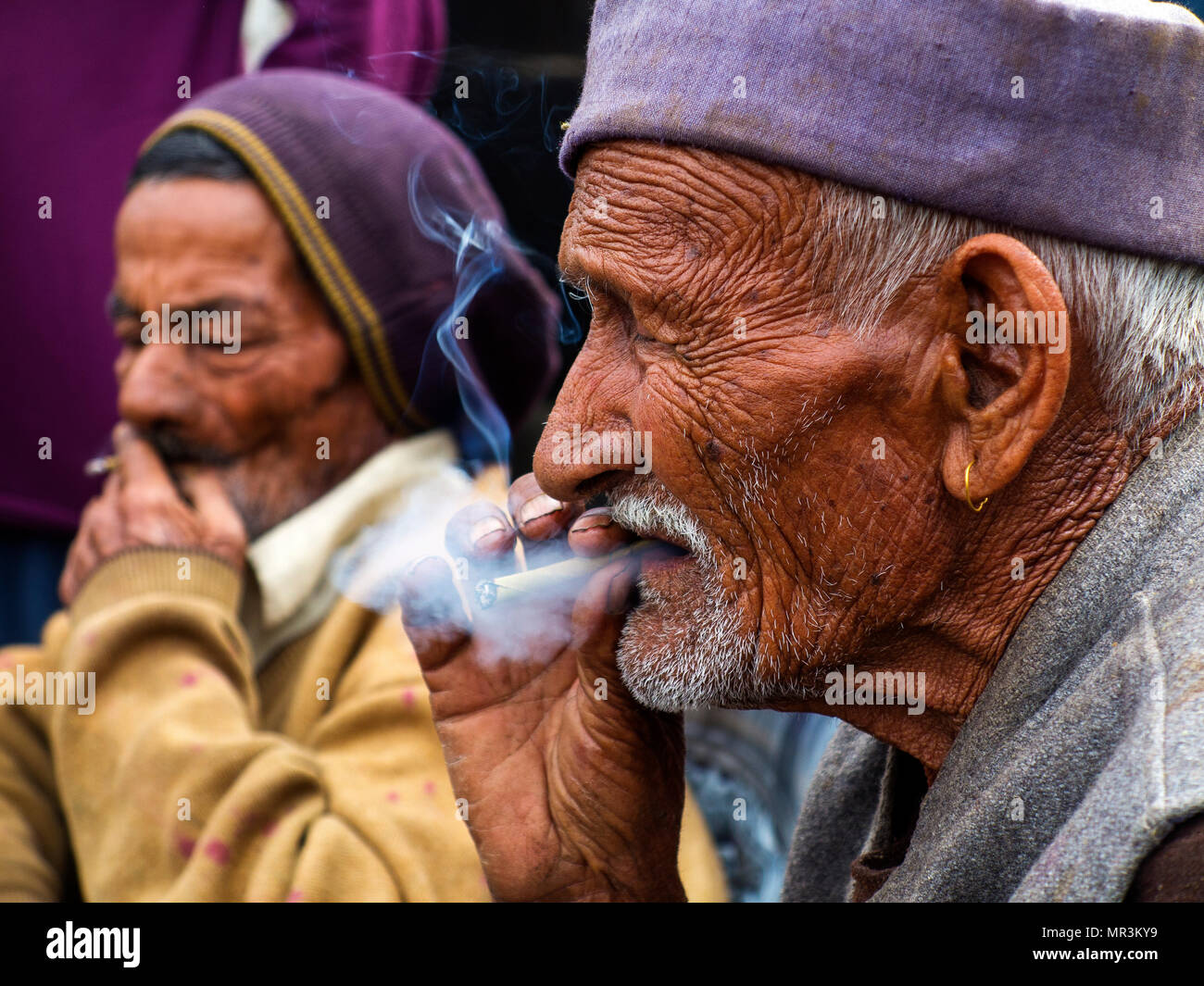 Old man conversation hi-res stock photography and images - Alamy