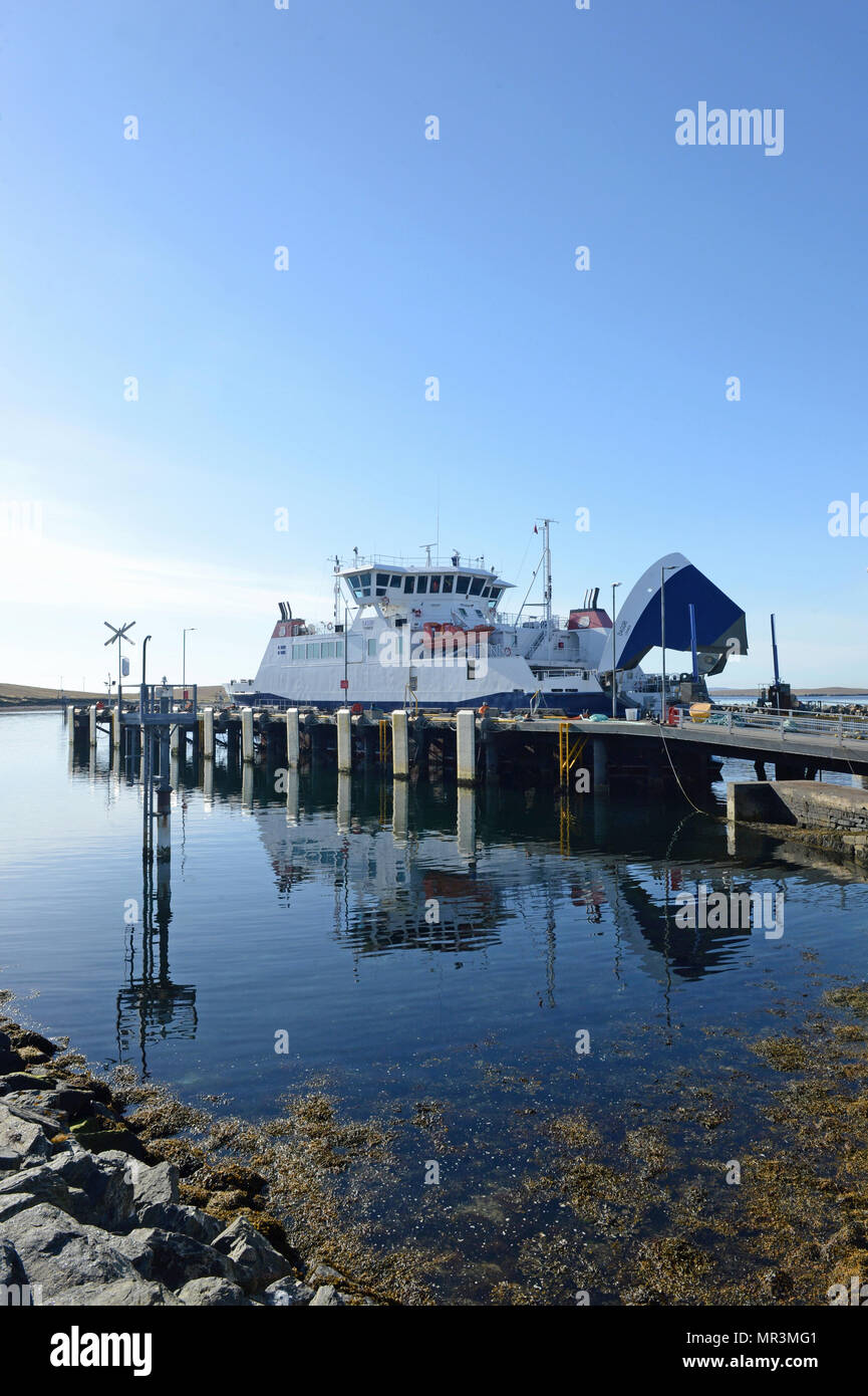 The Yell ferry that connects the mainland of Shetland to the island of ...