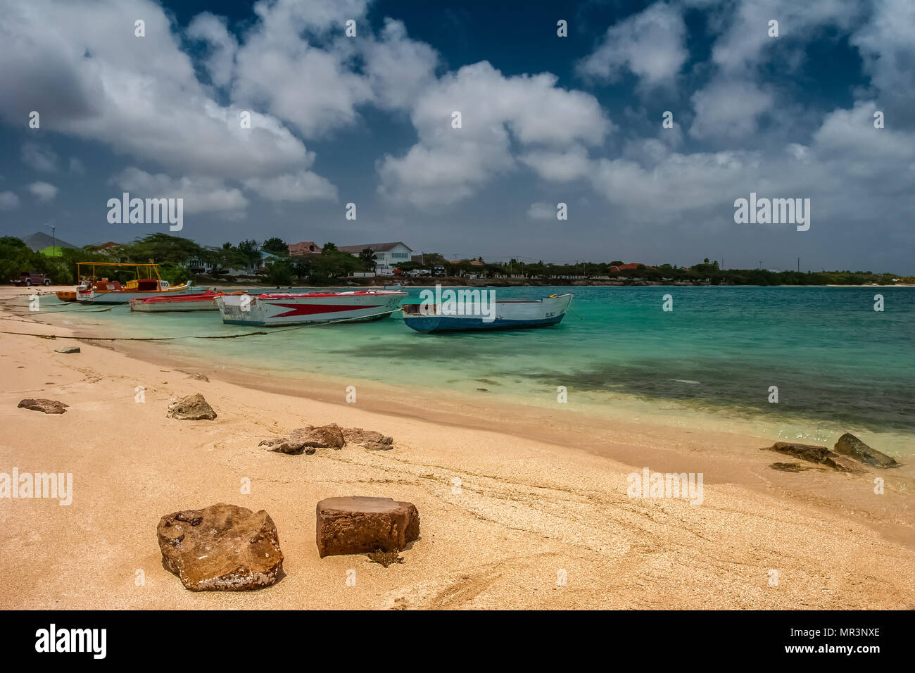 Summer view on the beach in Aruba with turquoise color Caribbean sea ...