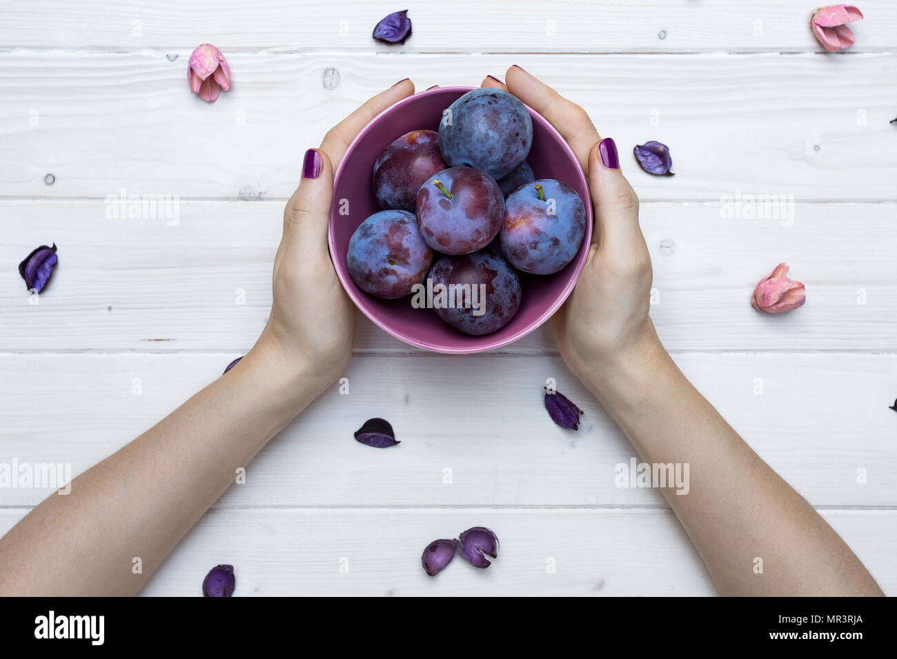 Hands from above table hi-res stock photography and images - Alamy
