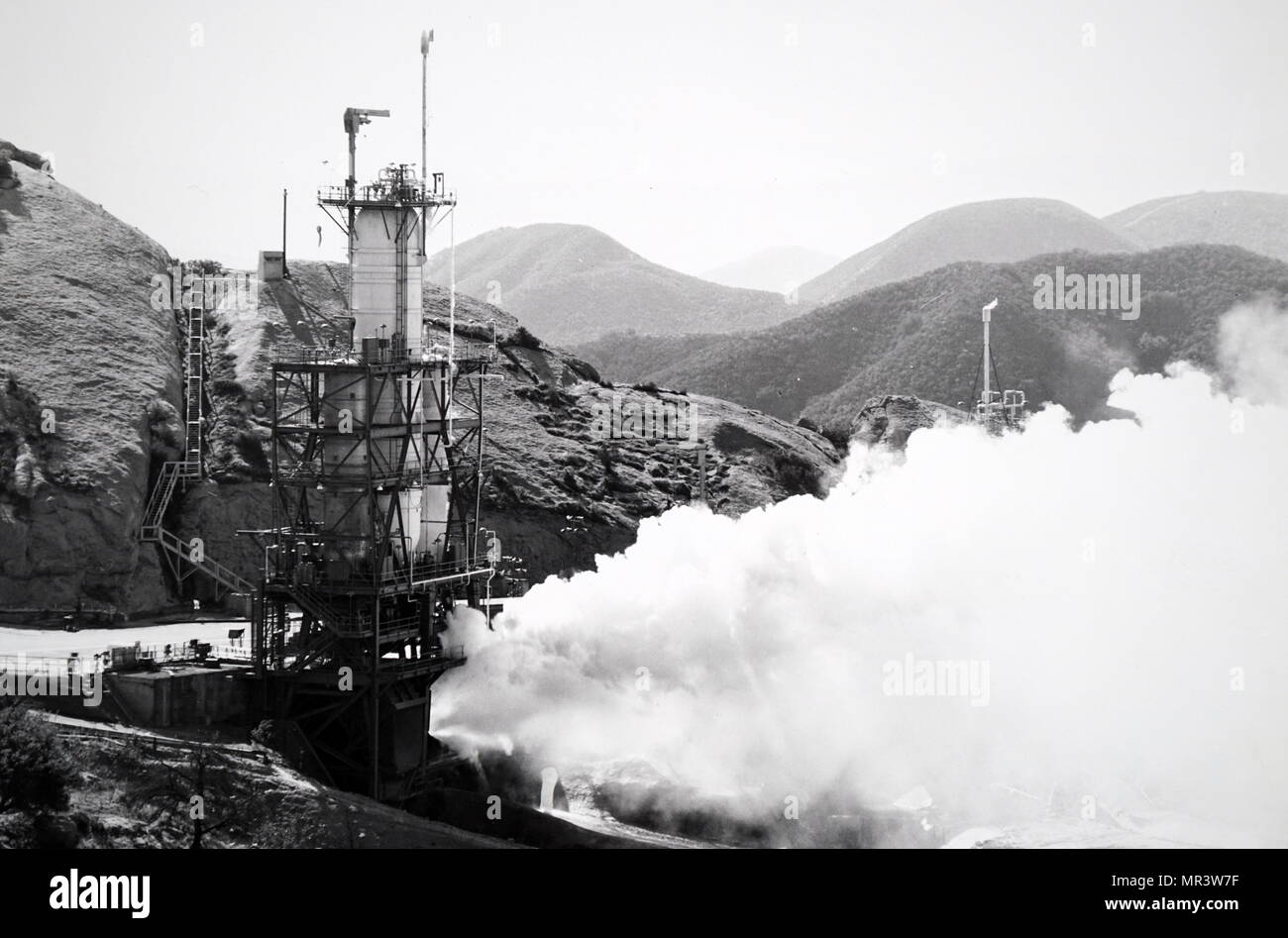 J 2 rocket engine hi-res stock photography and images - Alamy