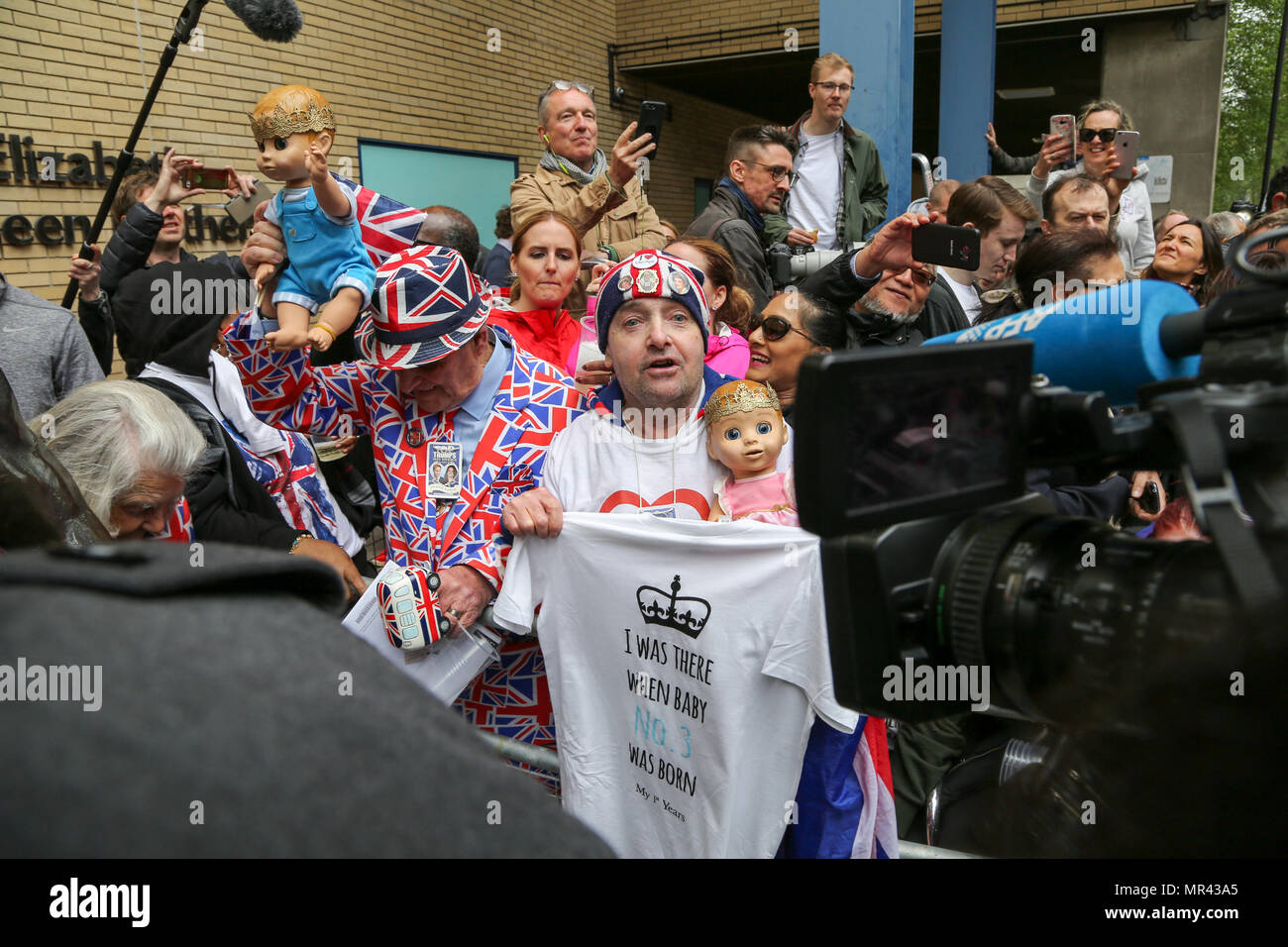 Royal fans outside Lindo Wing of St Mary's Hospital in Paddington ...