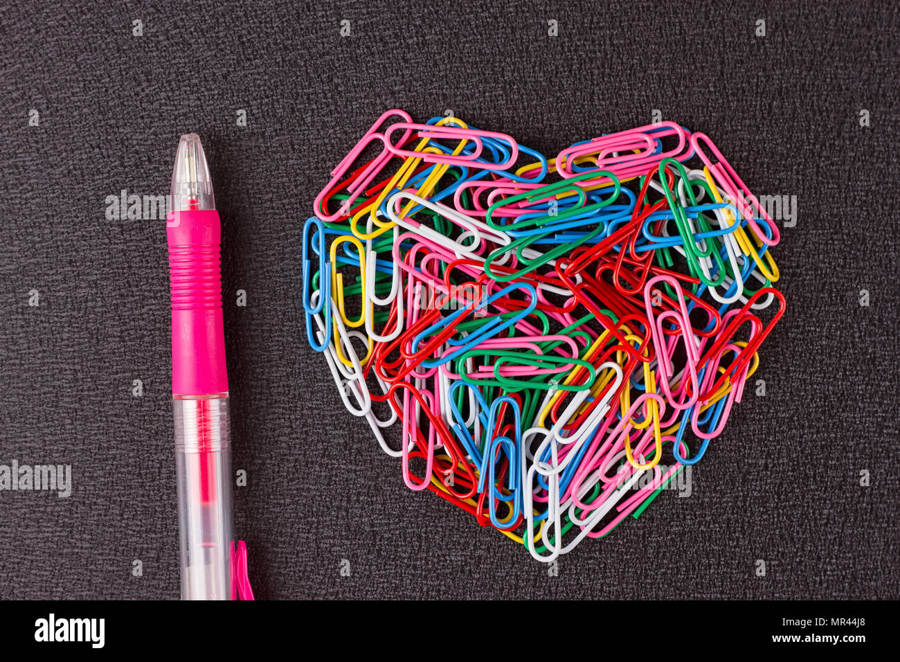Black paper clip wire hi-res stock photography and images - Alamy
