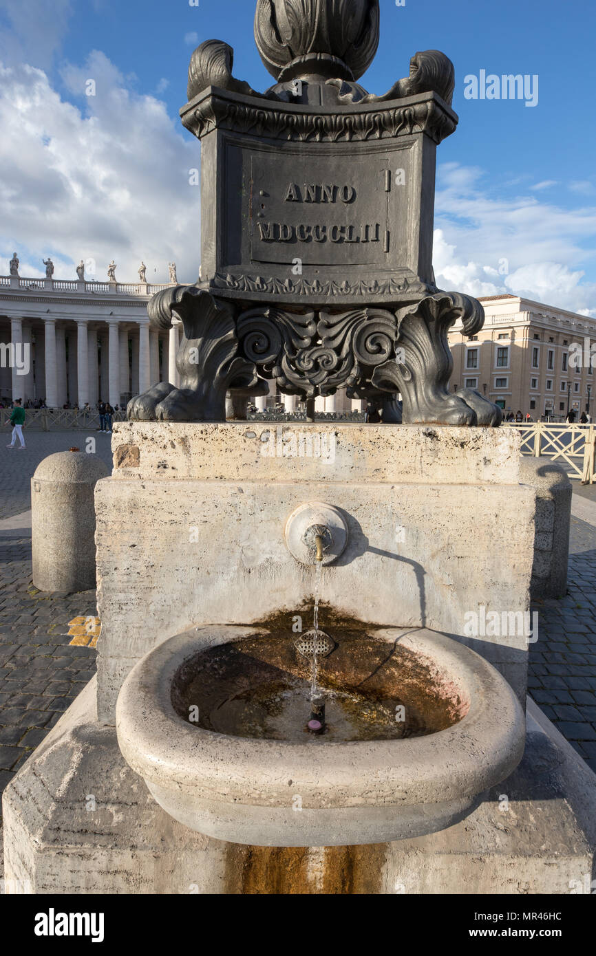 Vatican city fountain hi-res stock photography and images - Alamy