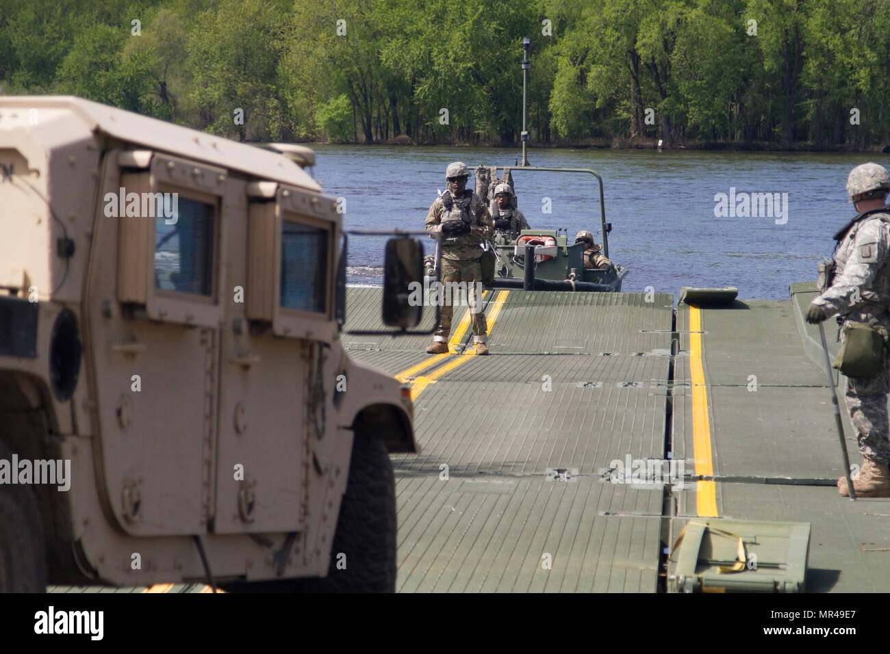 U.S. Army Reserve Soldiers from the 341st Engineer Company and 401st ...